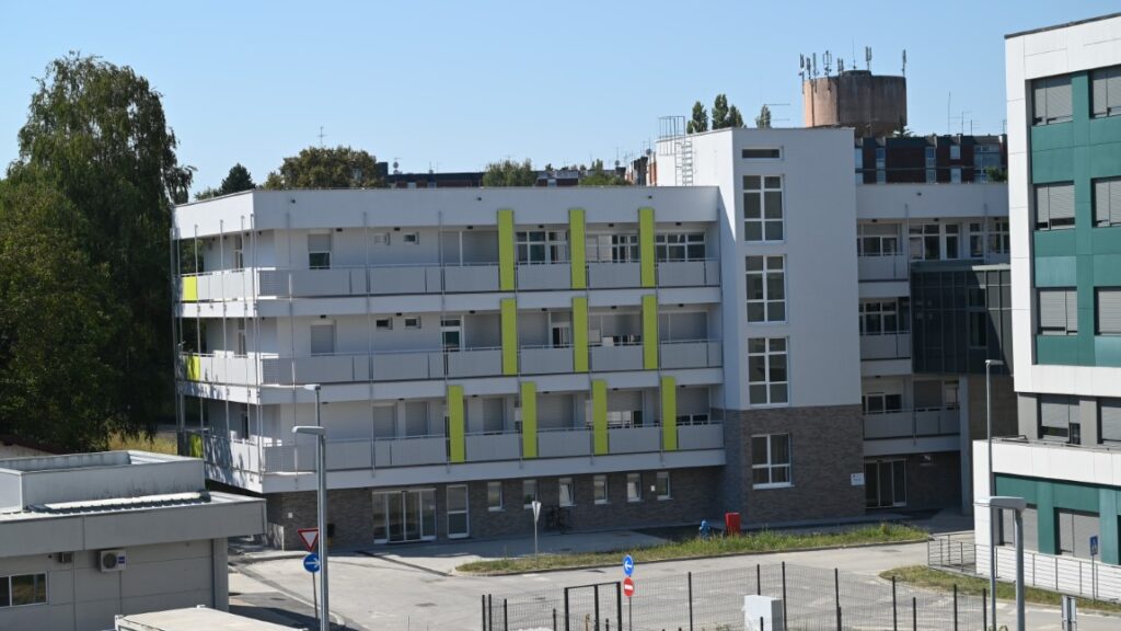 FOTO: Obnavljaju se sve zgrade OB “Dr. Ivo Pedišić” Sisak oštećene u ...
